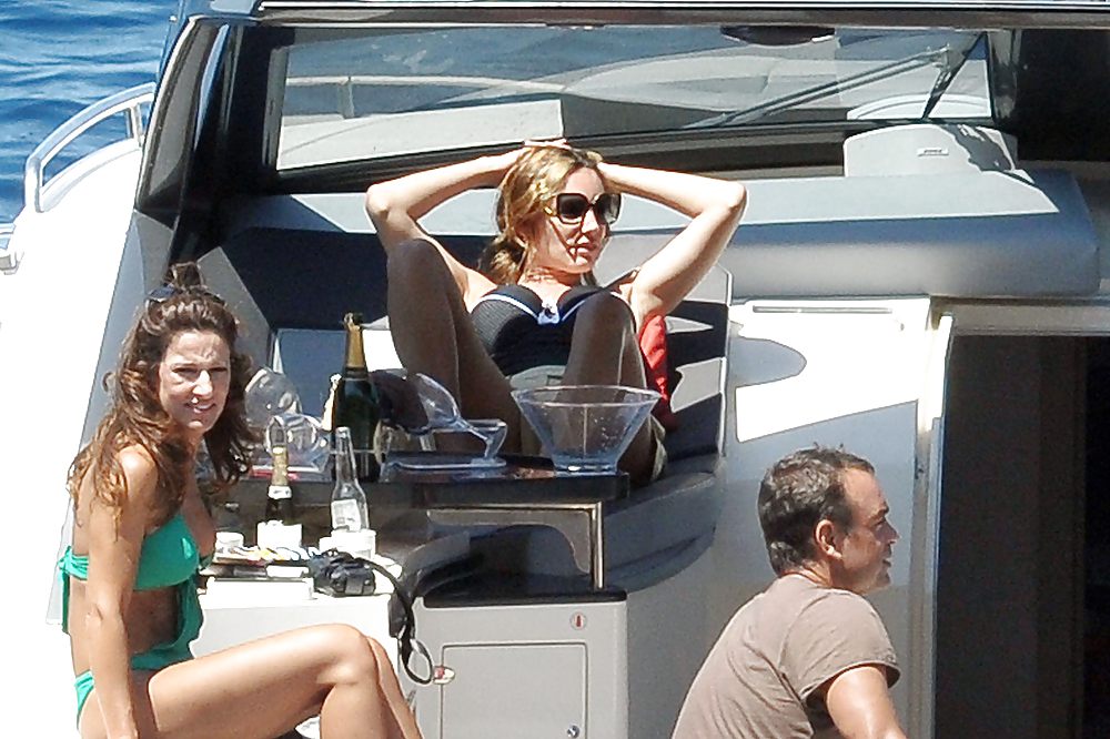 Kelly Brook In Swimsuit On The Italian Island Of Ischia Porn Pictures Xxx Photos Sex Images