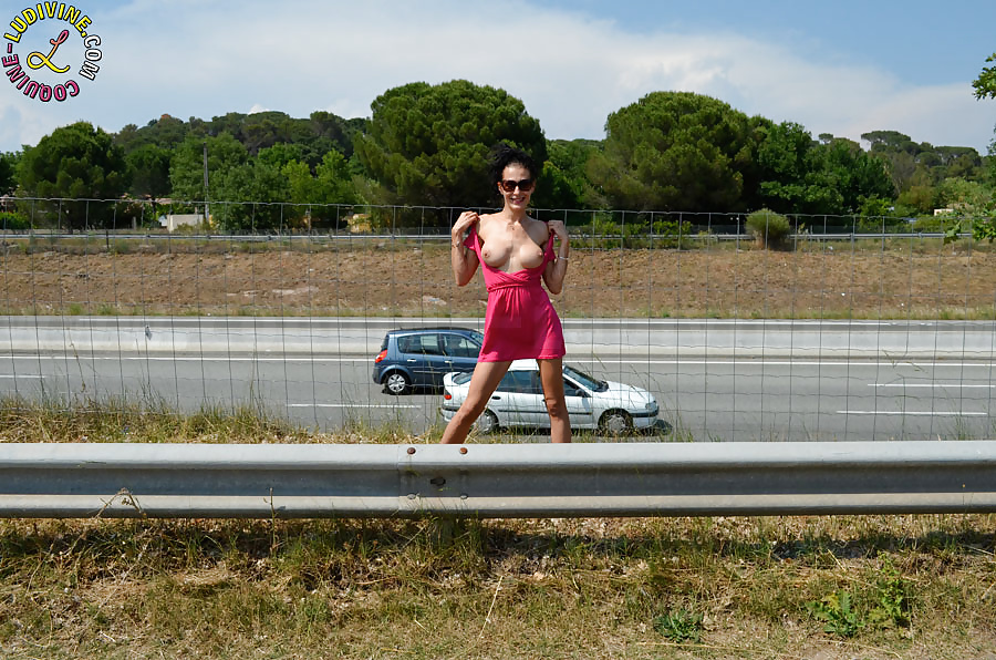 Je M Exhibe En Public Devant L Autoroute Du Soleil Porn Pictures Xxx