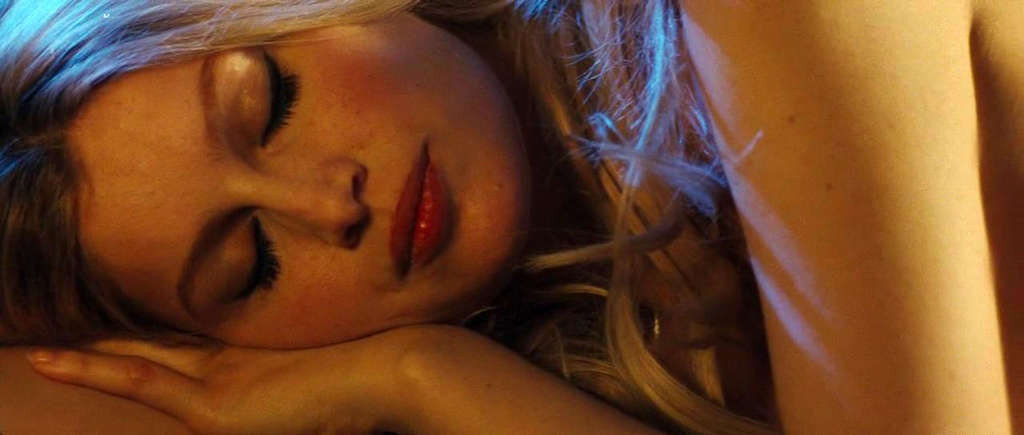 Laetitia Casta Exponiendo Sus Bonitas Tetas Y Posando Desnuda En Película Fotos Porno Xxx Fotos