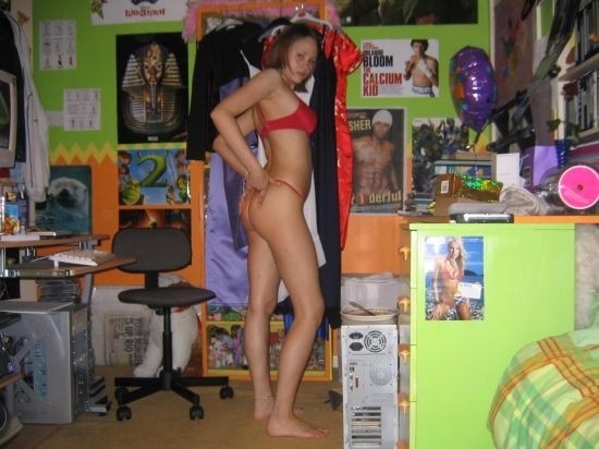 Ados Coquines Et Excitées Se Mettant à Poil Devant La Caméra Photos