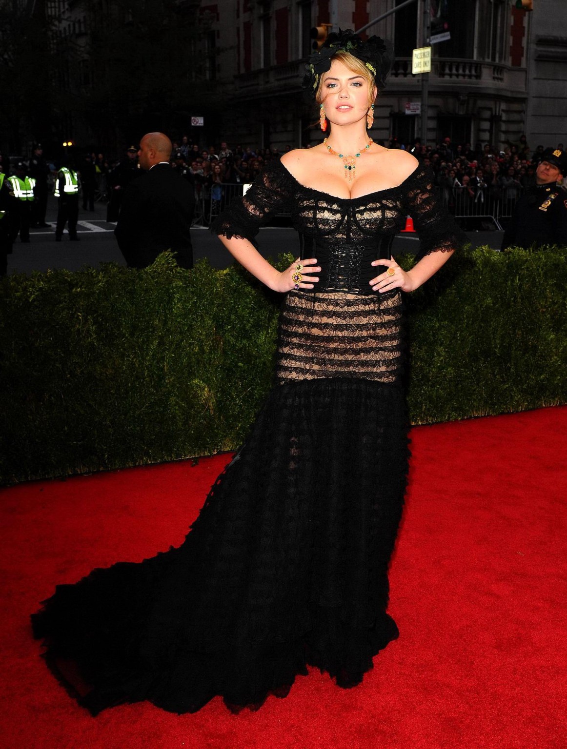 Busty Kate Upton Showing Cleavage At The 2014 Met Gala In Ny Porn