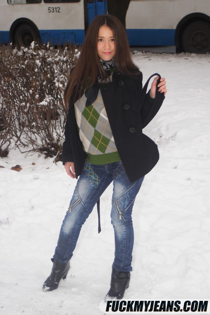 Cute Teen In Skin Tight Blue Jeans Flashes Tasty Tits In Public Park Porn Pictures Xxx Photos