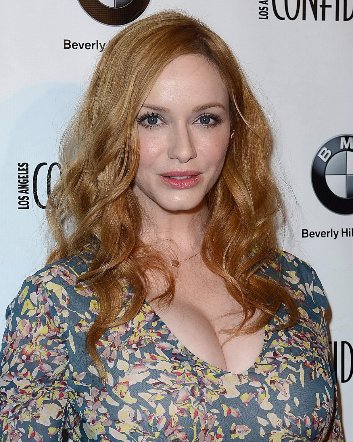 Busty Christina Hendricks Showing Huge Cleavage Porn Pictures Xxx