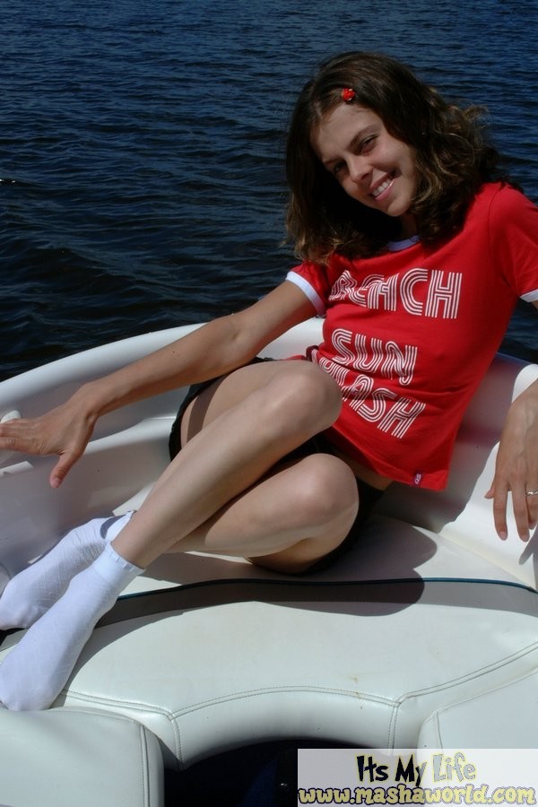 Russische Teenie Schlampe Masha Spreizt Sich Auf Einem Boot Porno