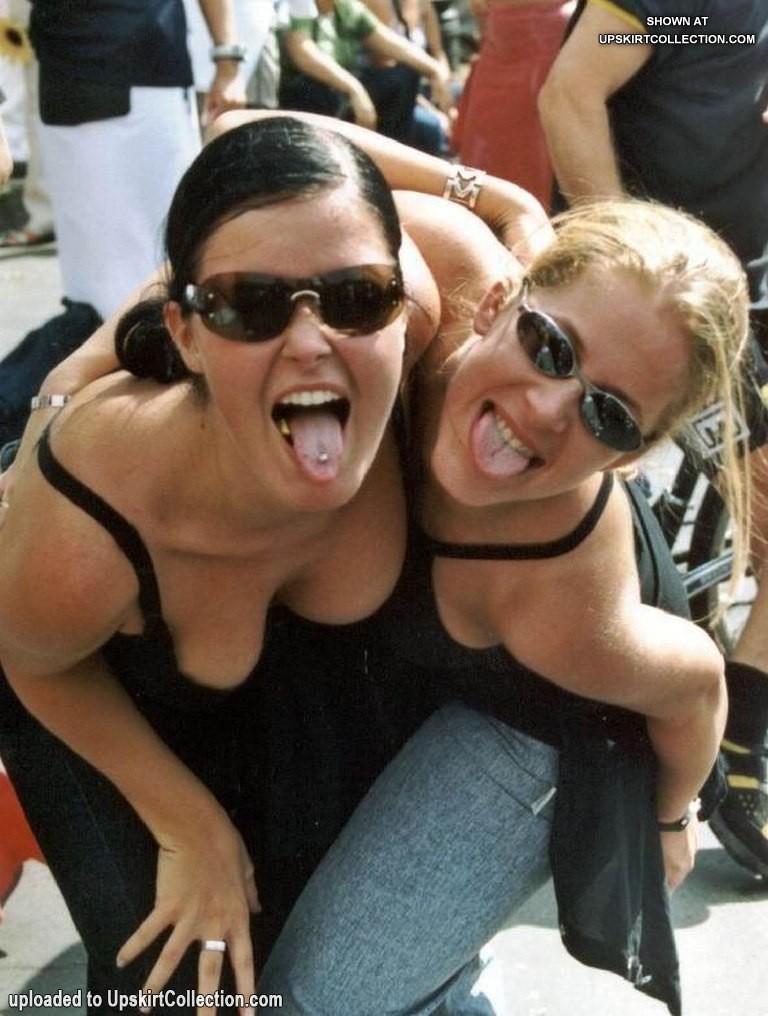 Babes Mit Harten Nippeln Ziehen Tops Herunter Und Entblößen Ihre Titten