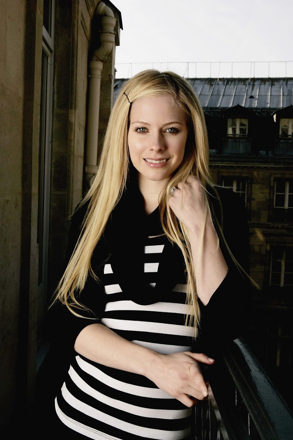 Avril Lavigne Topless Hiding Her Precious Boobs In Maxim Magazine