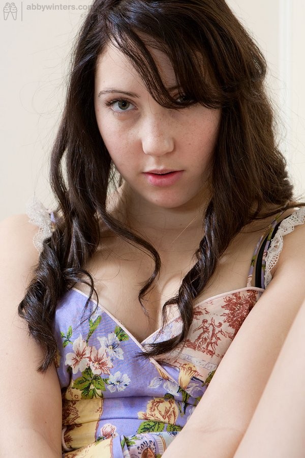 Belle Fille Amateur Jouant Son Doux Manchon Duveteux Avec Un Gode