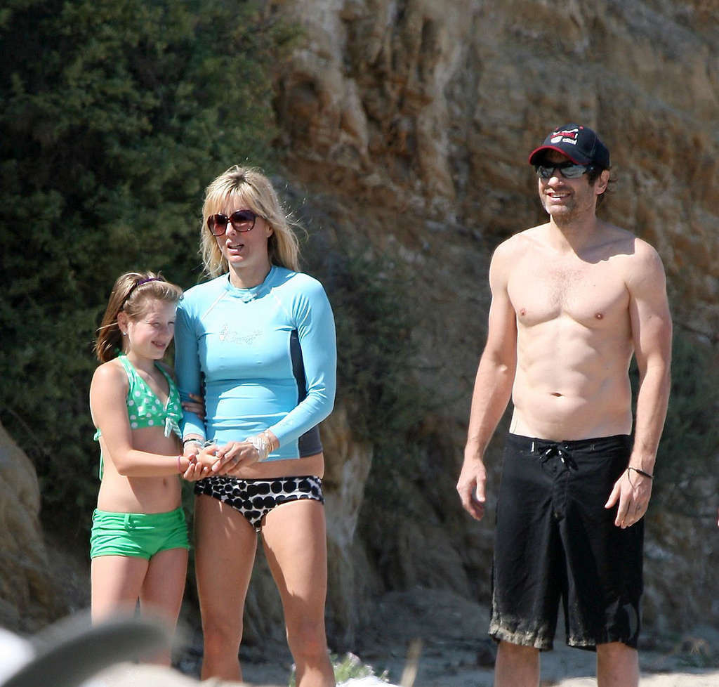 Tea Leoni Enjoying On Beach And Showing Sexy Body And Nice Ass Porn