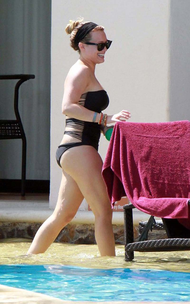 Hilary Duff Exposing Her Fucking Sexy Body And Hot Ass In Bikini On