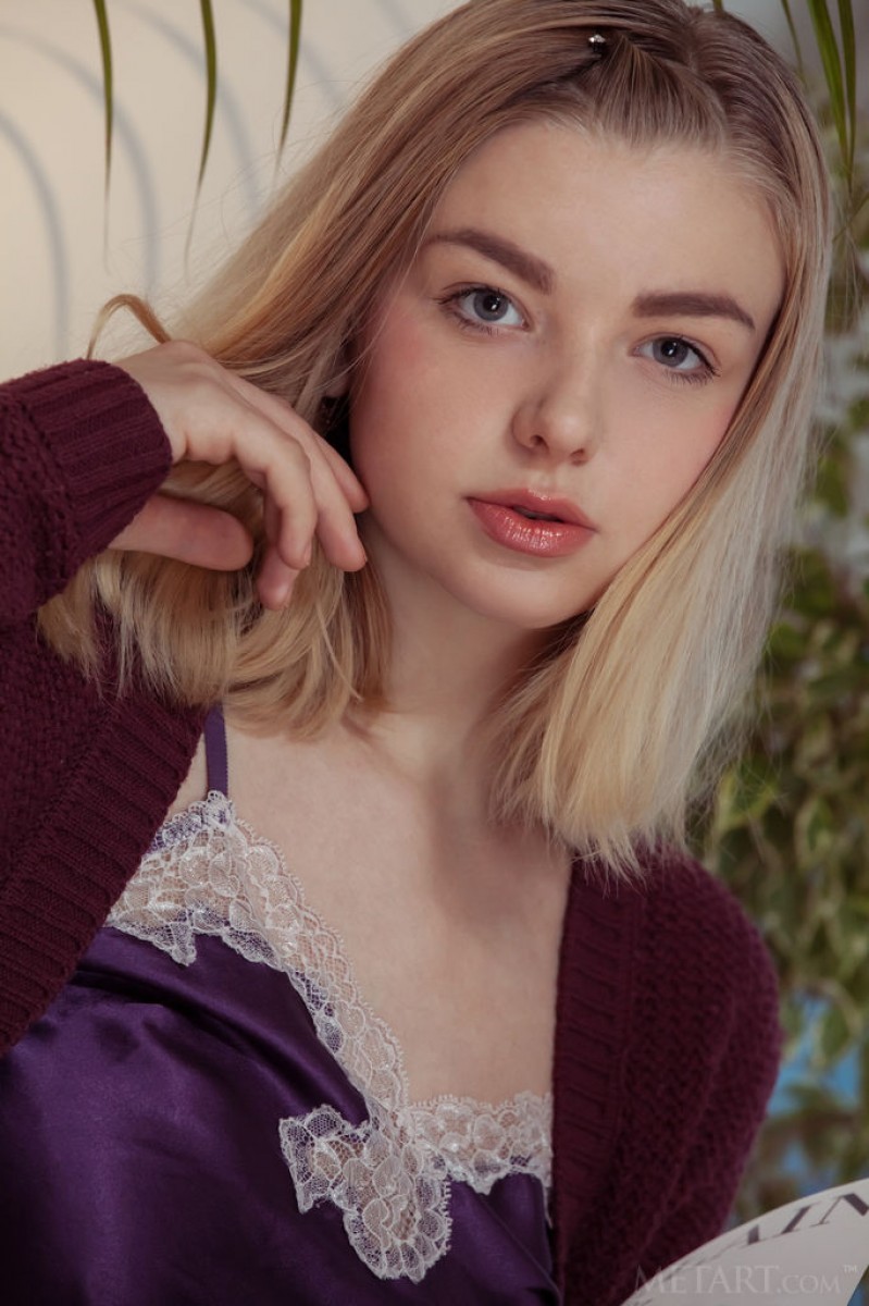 Jeune Blonde à Forte Poitrine Avec Une Chatte Rose Rasée Photos Porno