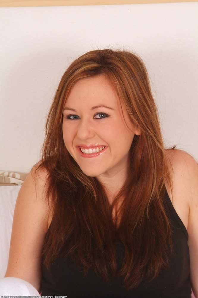 Une Jolie Rousse à Gros Seins Montre Sa Tarte Aux Cheveux à Travers Une