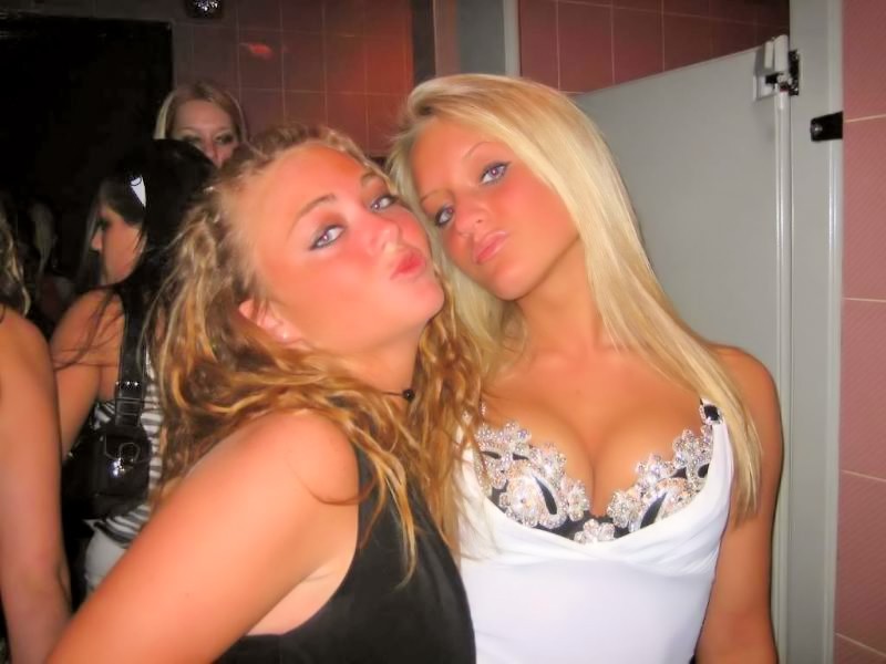 Rubia Joven Se Desnuda En El Interior Y Posa Para La Cámara Fotos Porno