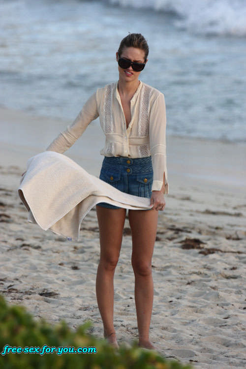 Julie Ordon Showing Her Nice Tits Topless Beach Paparazzi Pics Porn