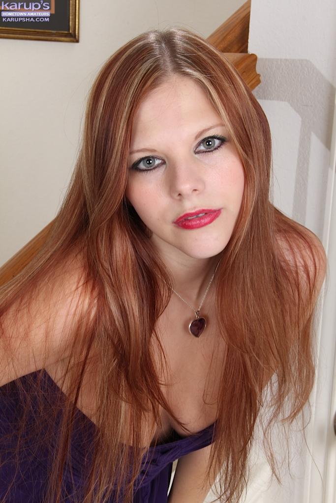 Kyra Reid écarte Sa Savoureuse Chatte Rasée En Grand Photos Porno